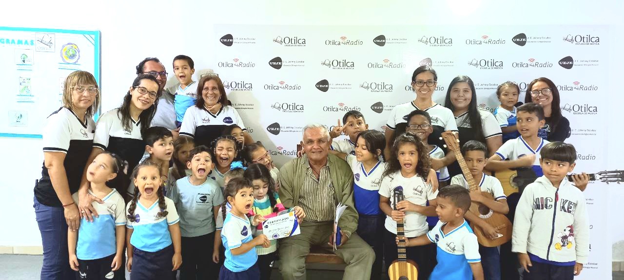 Simón González Maza de El Maco a la Unidad Educativa Johnny Escobar ...
